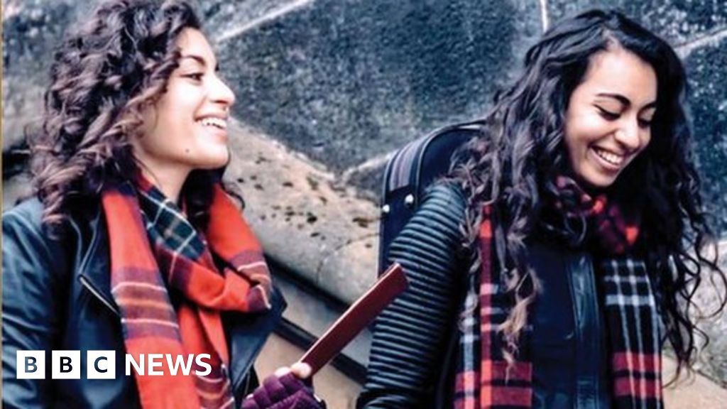 Ayoub Sisters Robert Burns tribute top iTunes chart - BBC News