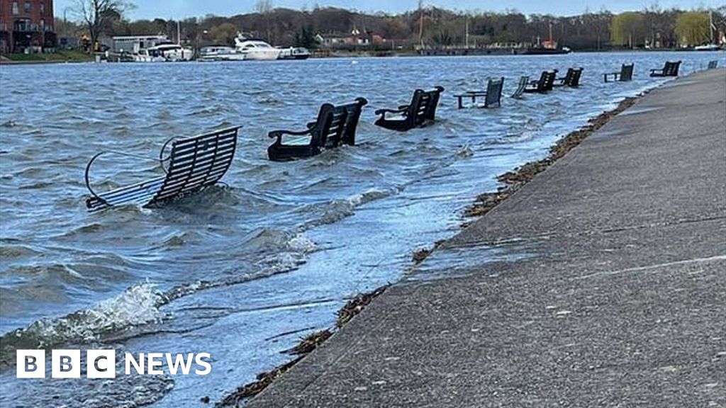 Flood alerts issued for Norfolk and Suffolk coast - BBC News