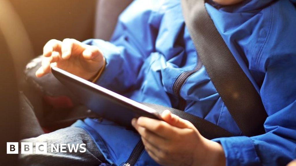 Tablet computer 'kills child' in car crash in Spain