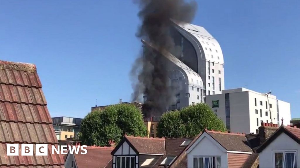 Crews tackle large roof garden fire in west London - BBC News