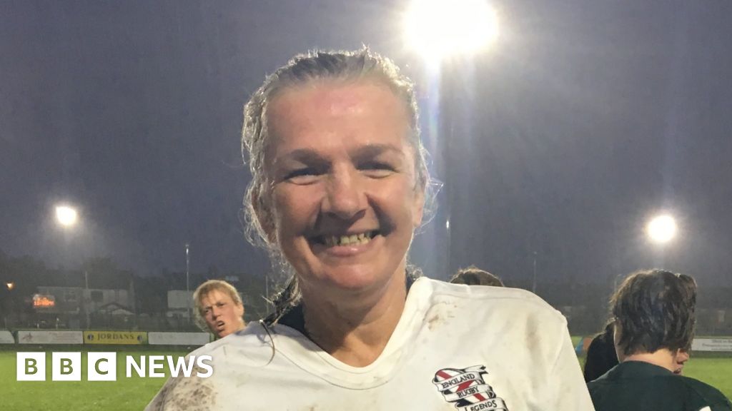 Ex-England rugby captain Gill Burns camps in bar - BBC News