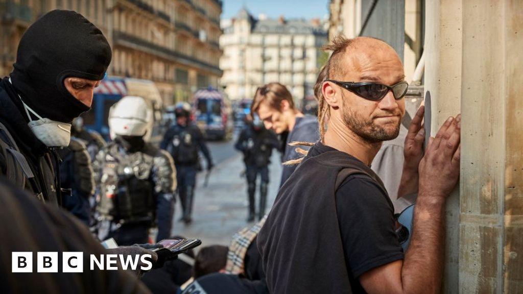 Paris climate march halted amid clashes between activists and police ...