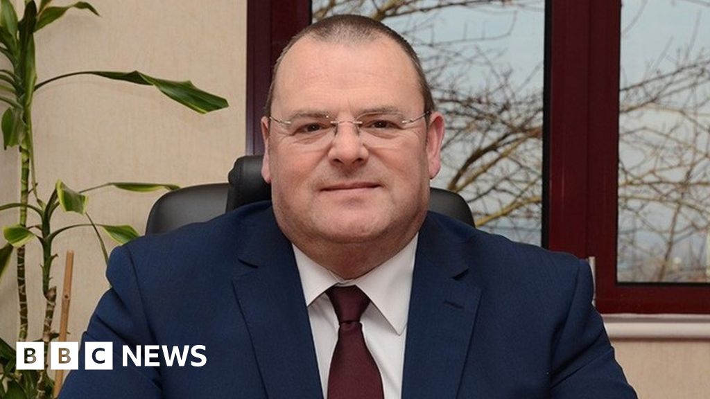 Sandwell Council leader Darren Cooper dies - BBC News