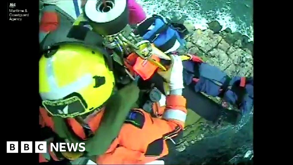 Fallen climber rescued by Coastguard on Skye - BBC News