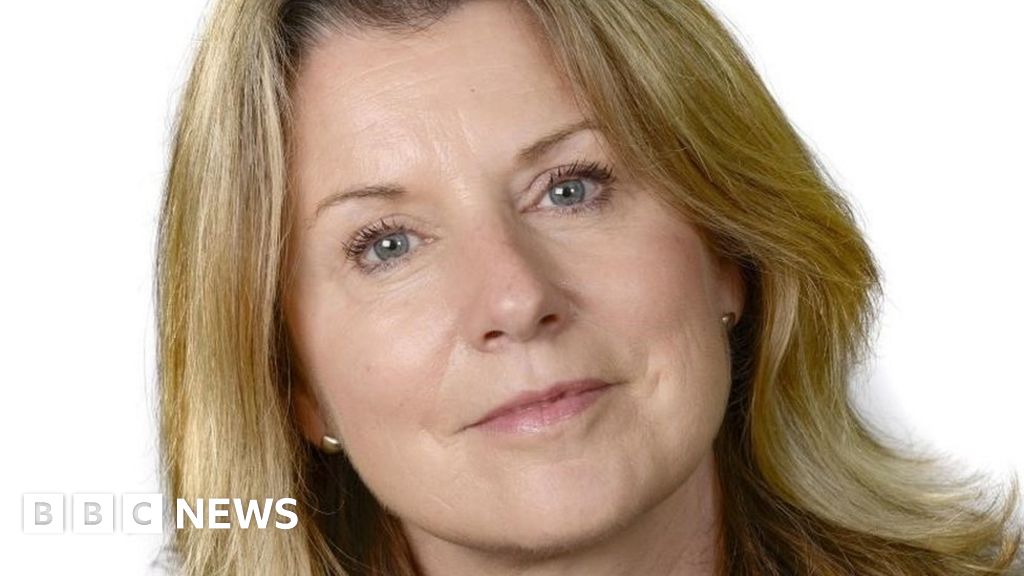 Dorset councils merger: Chief executive's redundancy to cost £475k - BBC News