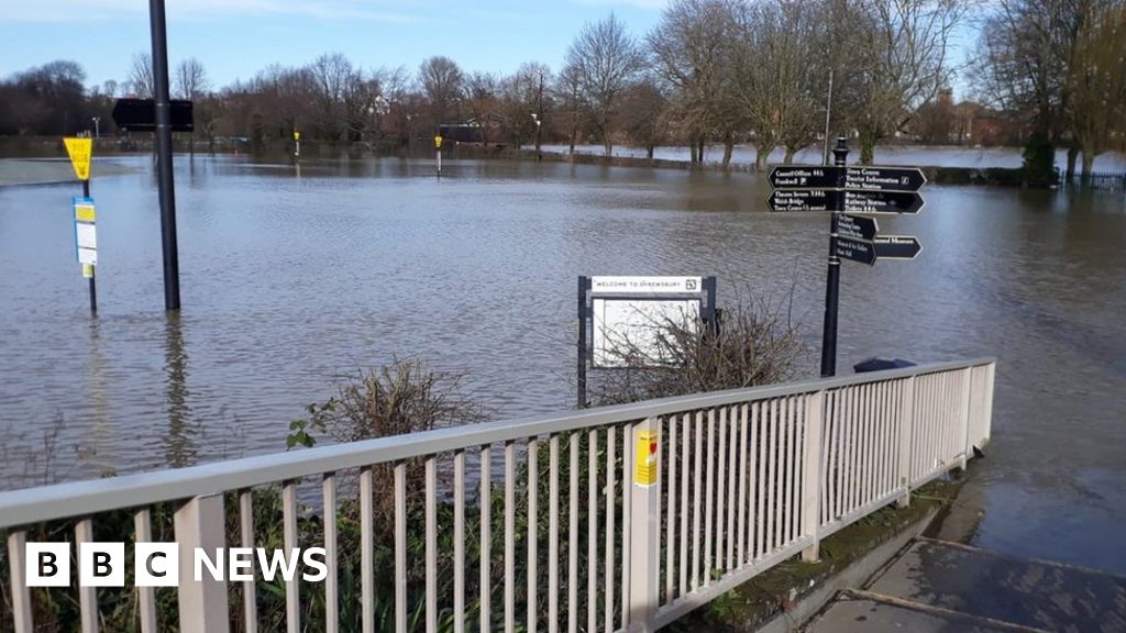 Flood barriers being deployed in Shrewsbury after rain - BBC News