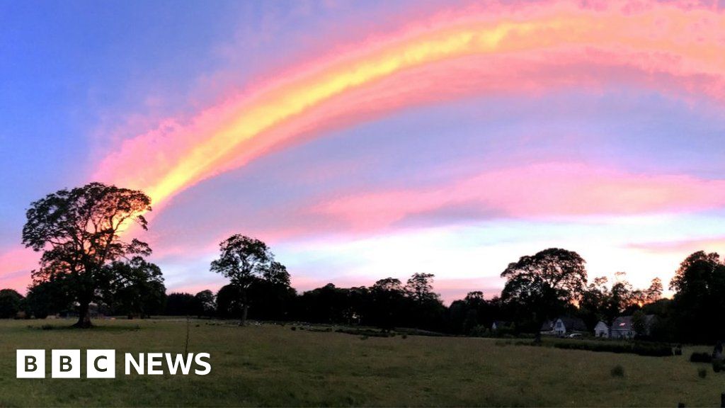 'Firebow' lights up the sky as Scotland sizzles - BBC News