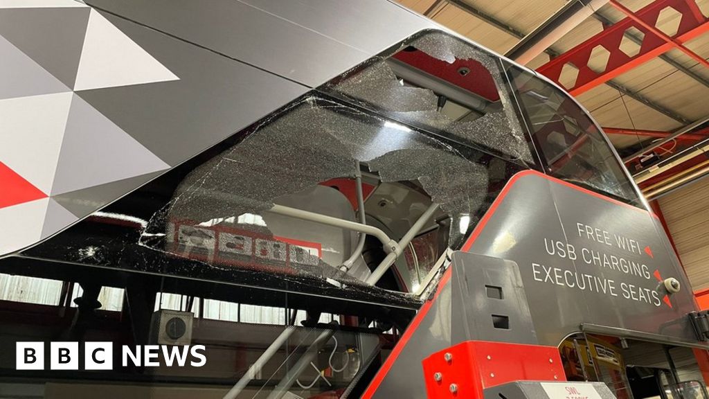 Windows shattered on Plymouth buses - BBC News