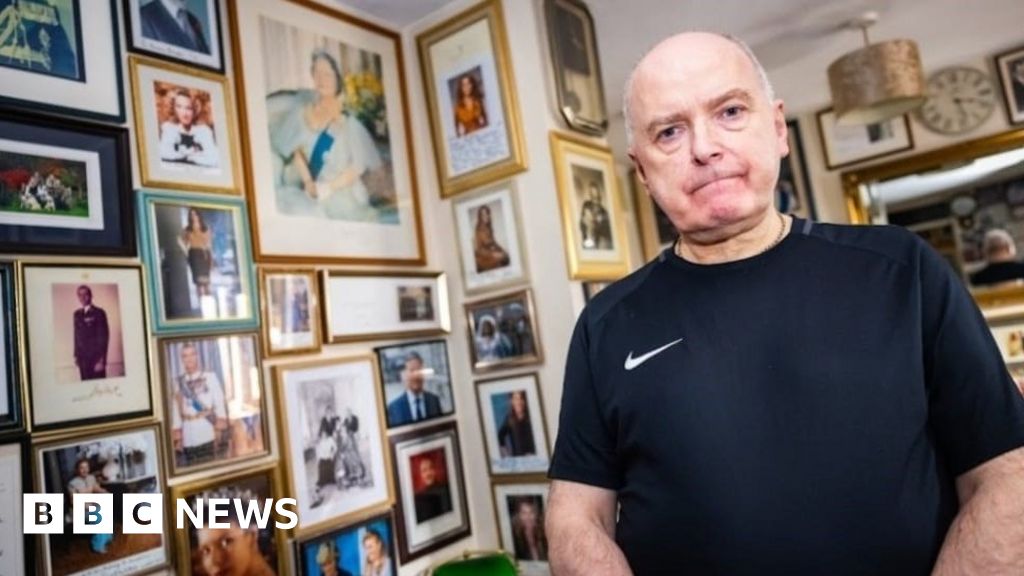 Derby autograph hunter was asked to Charles' wedding - BBC News