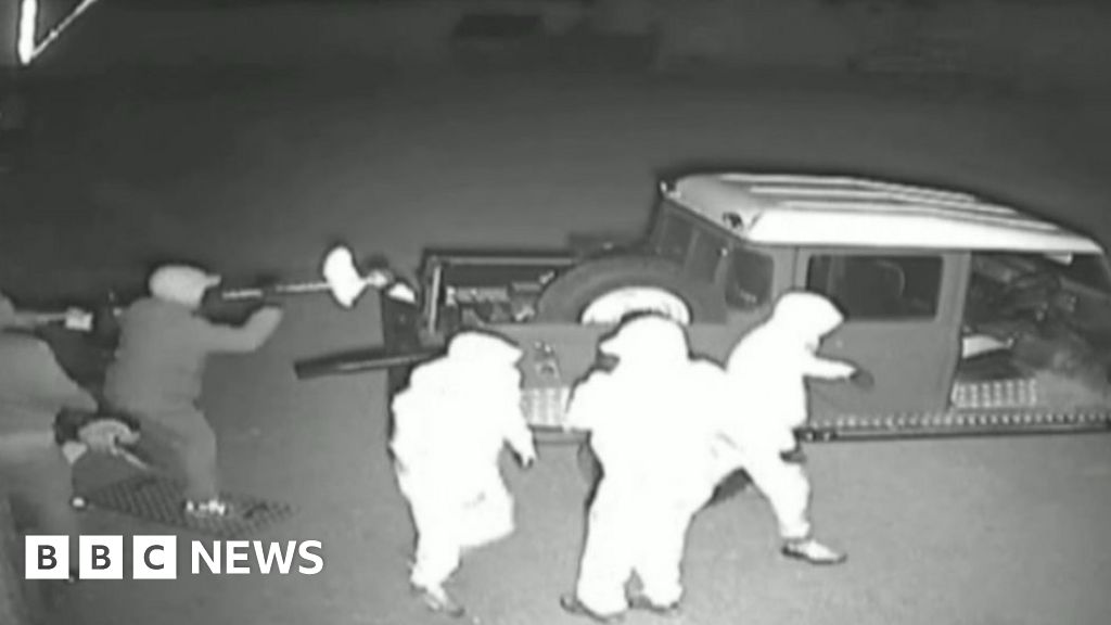 CCTV footage shows four-minute ram-raid in Hampshire - BBC News