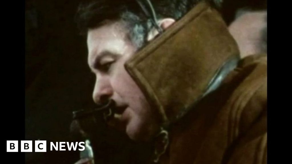 Former BBC broadcaster David Parry-Jones dies - BBC News