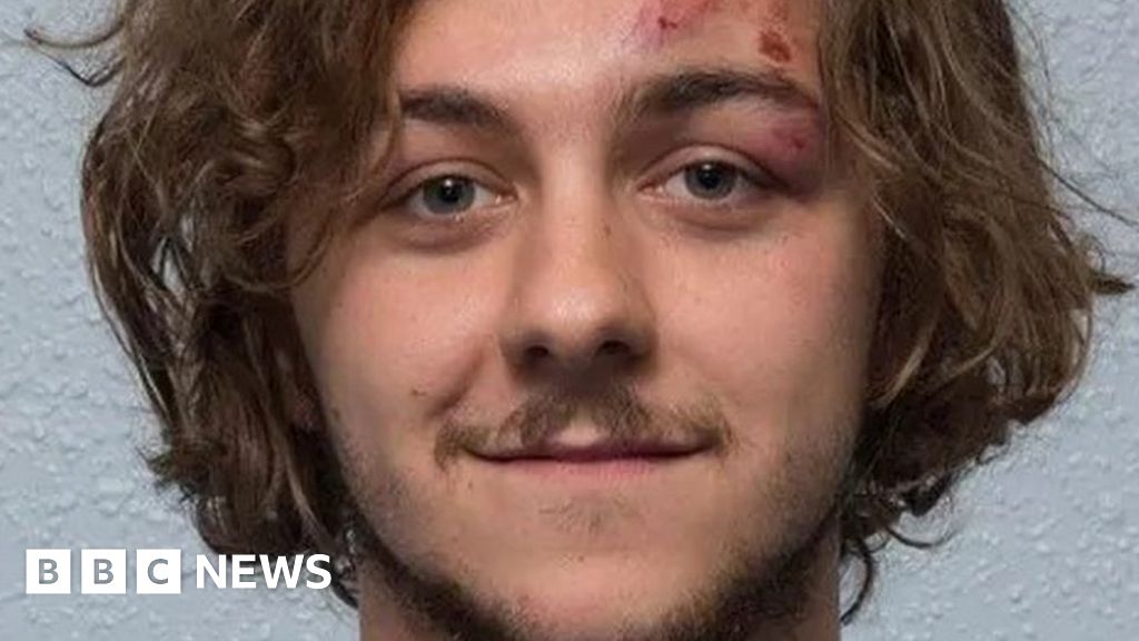 Damon Smith jailed for planting failed Tube bomb - BBC News