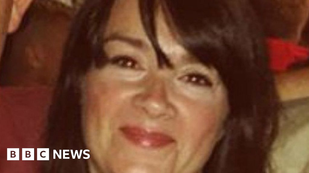 Manchester attack: Hundreds attend Alison Howe's funeral - BBC News