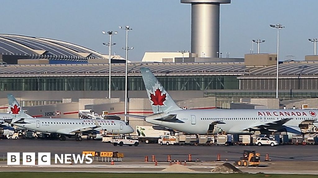 Air Canada flight nearly lands on crowded San Francisco taxiway - BBC News