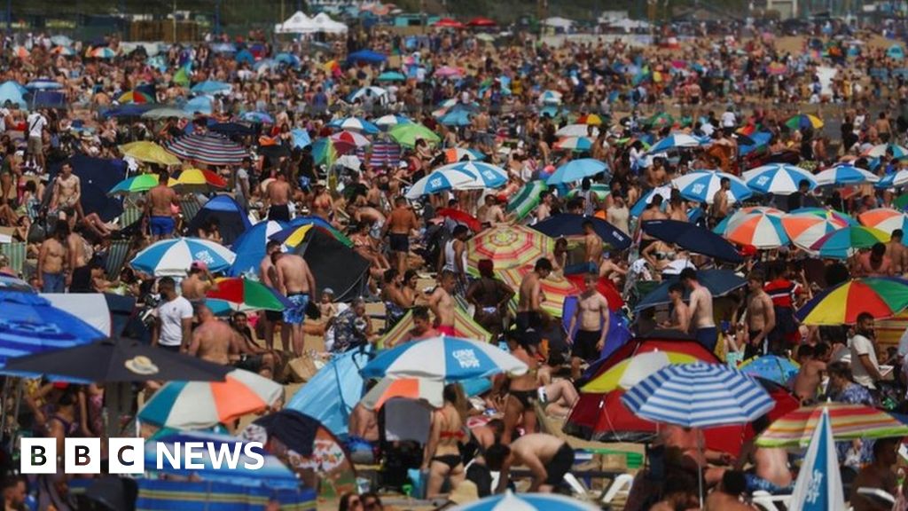 Bournemouth beaches receive influx of visitors for hot spell - BBC News