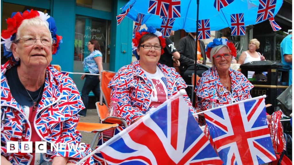 In pictures: Twelfth of July parades - BBC News