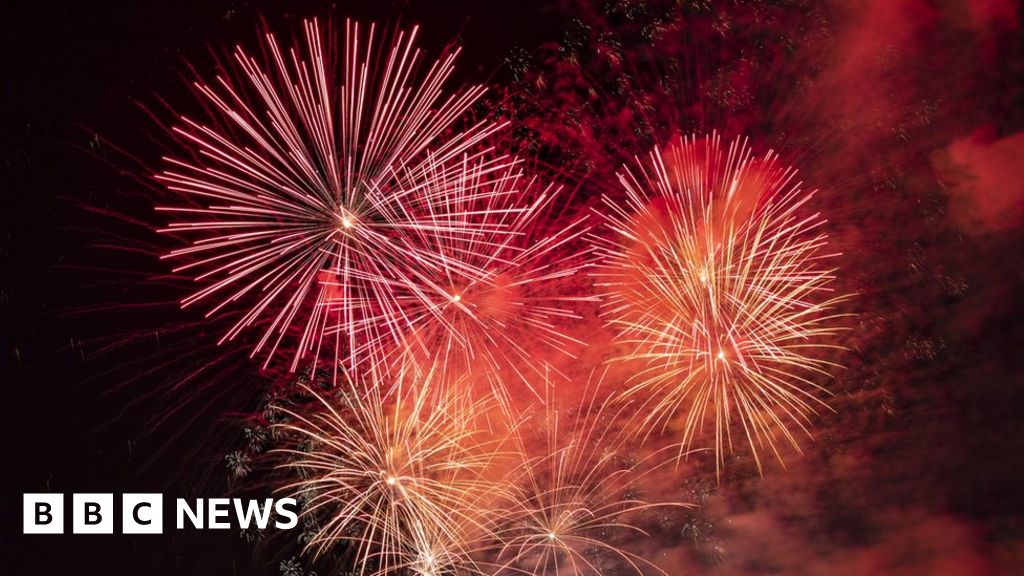 Bonfire Night organised displays should return, says fire service - BBC News