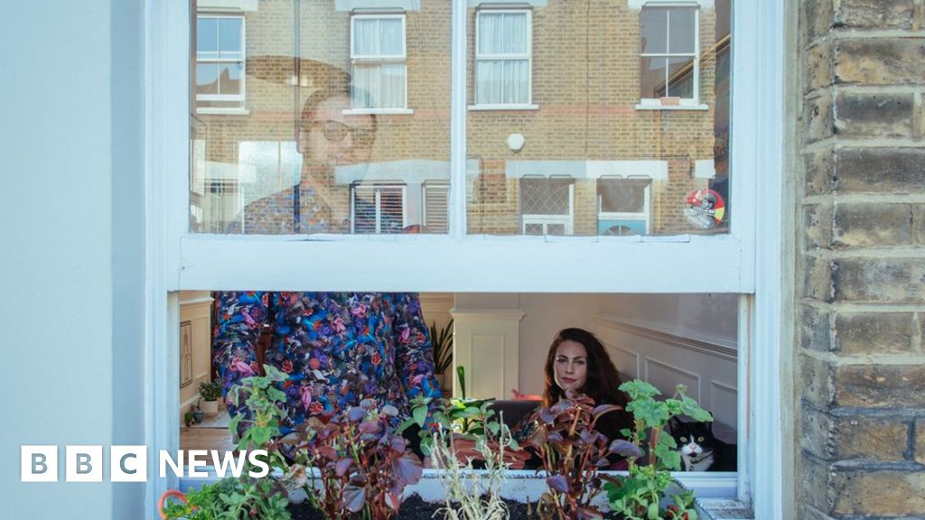 Coronavirus: London photographer captures life in lockdown - BBC News