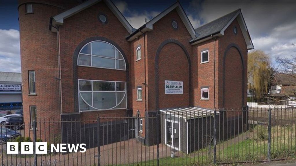 Southall mosque: 'Hammer attack' man detained by worshippers - BBC News