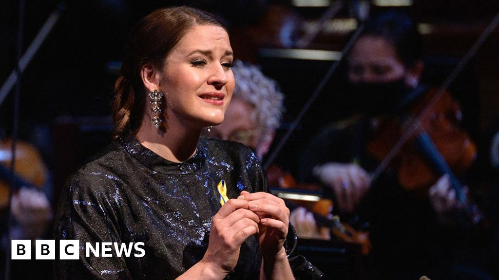 NYC's Met opera house hosts concert in support of Ukraine - BBC News