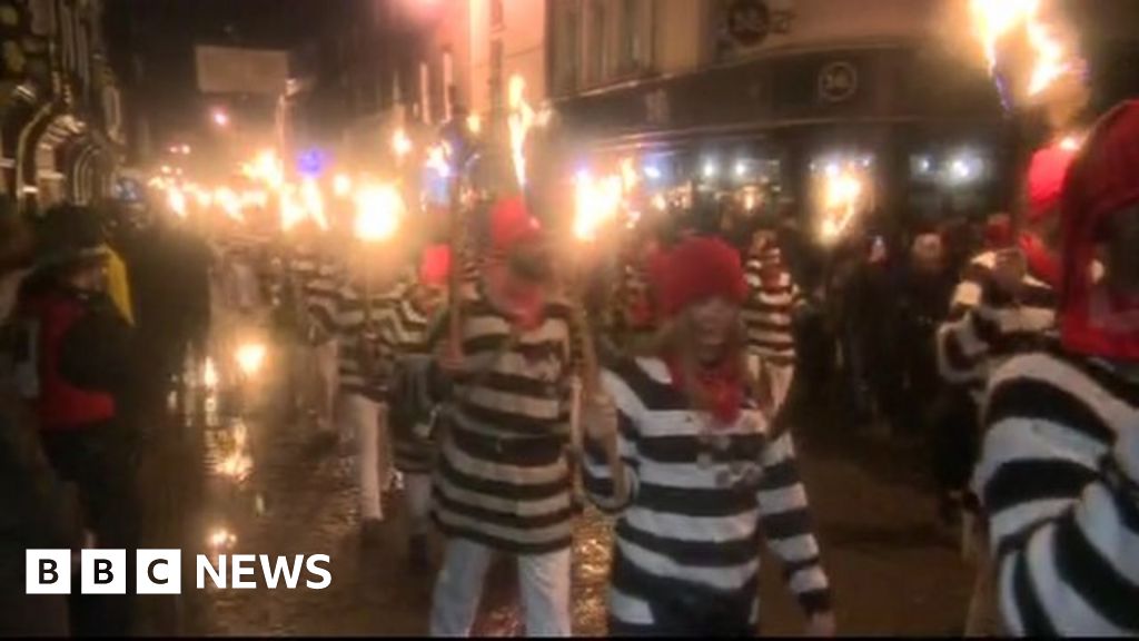 Thousands gather to watch Lewes bonfire parades - BBC News