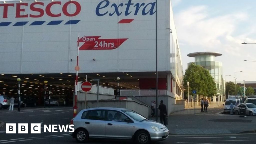 Tesco car park stabbing: Man killed in Slough - BBC News