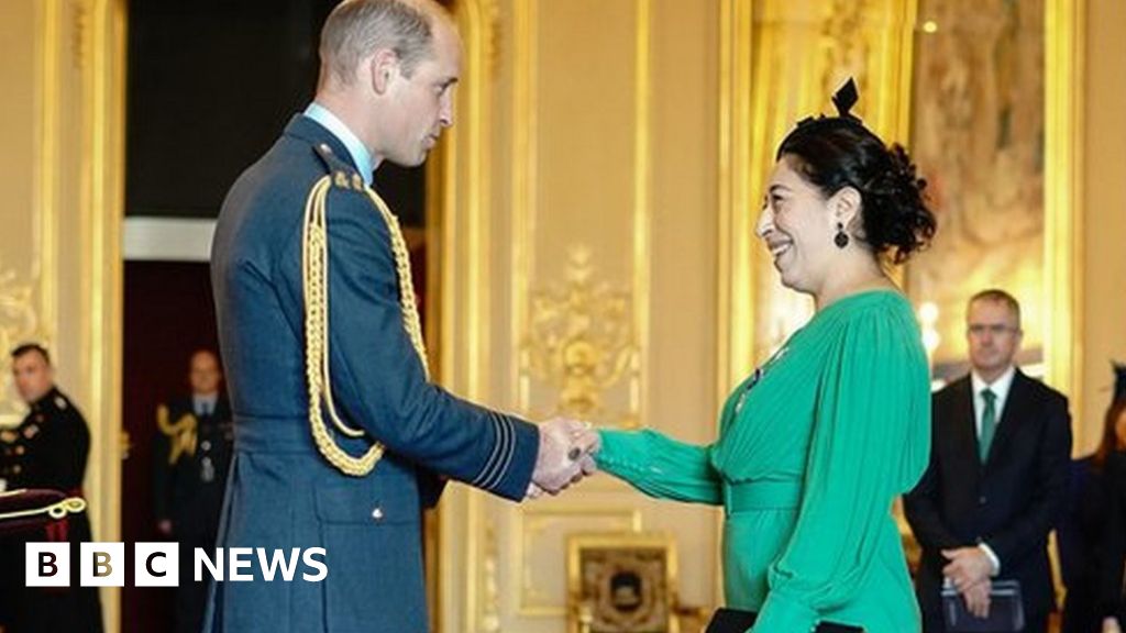 Prince William gives medal to woman after Rhondda attack - BBC News