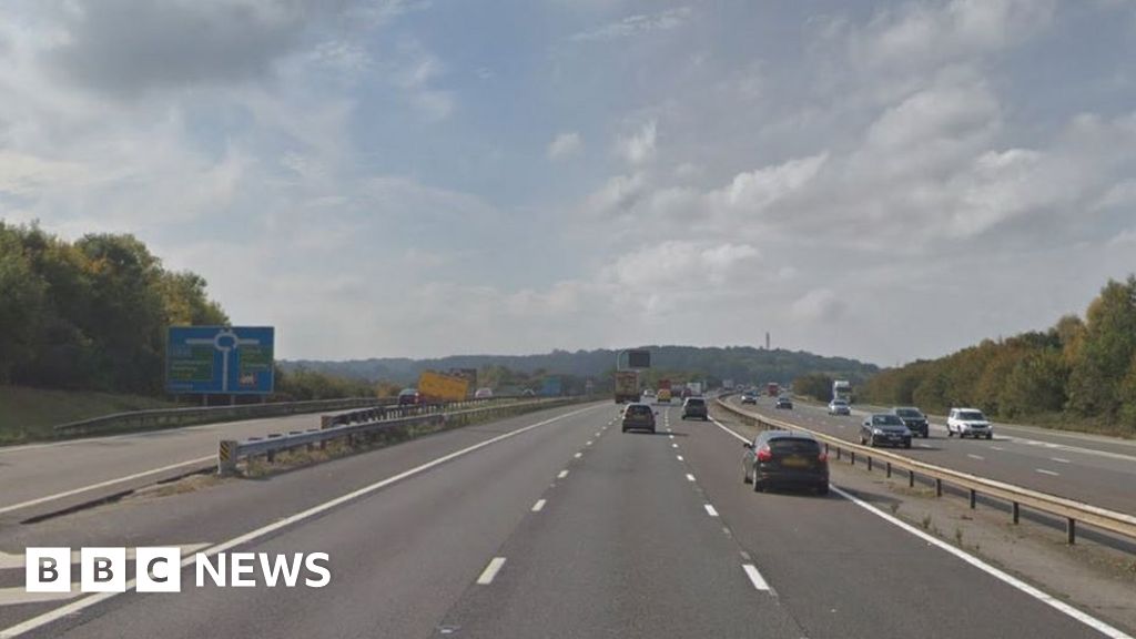 M4 closure: Repairs shut part of motorway in Berkshire - BBC News