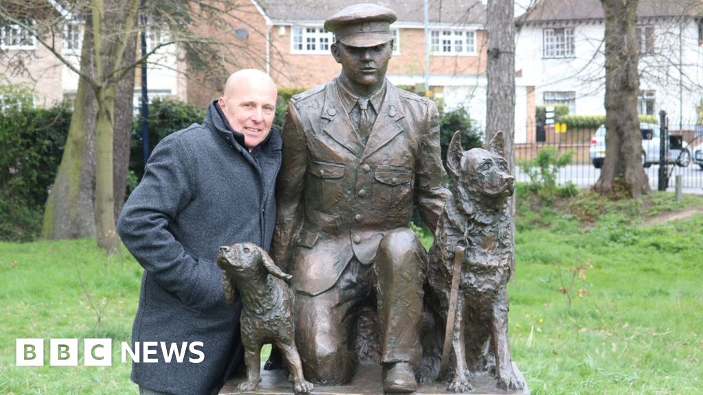 Memorial unveiled for police dogs in Chelmsford - BBC News