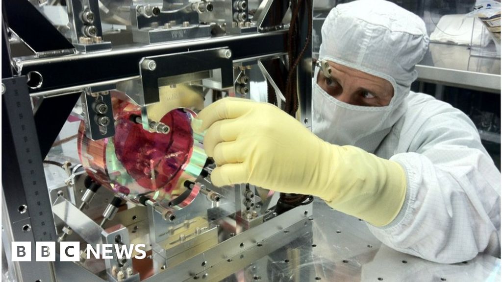 Advanced Ligo: Labs 'open their ears' to the cosmos - BBC News
