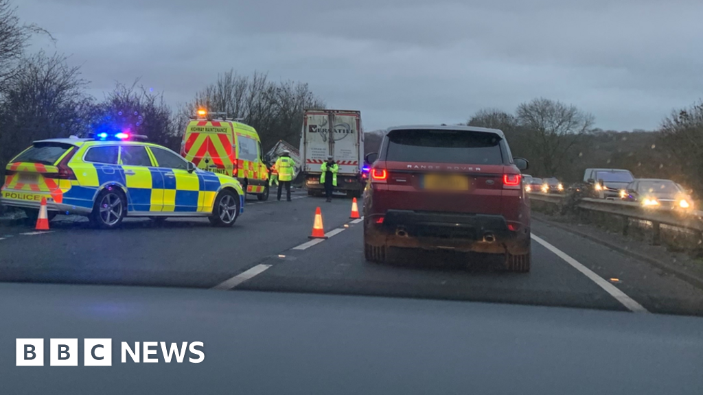 Oxford: Lorry and car crash forces southbound A34 closure - BBC News