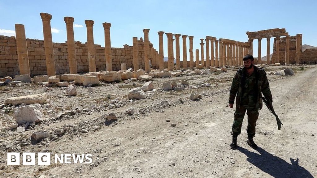 Syria: Islamic State group 'kills 12' in Palmyra - BBC News