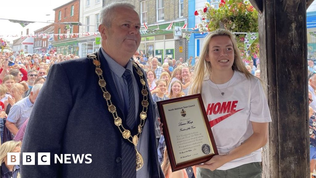 Euro 2022: Lioness Lauren Hemp welcomed home in North Walsham - BBC News