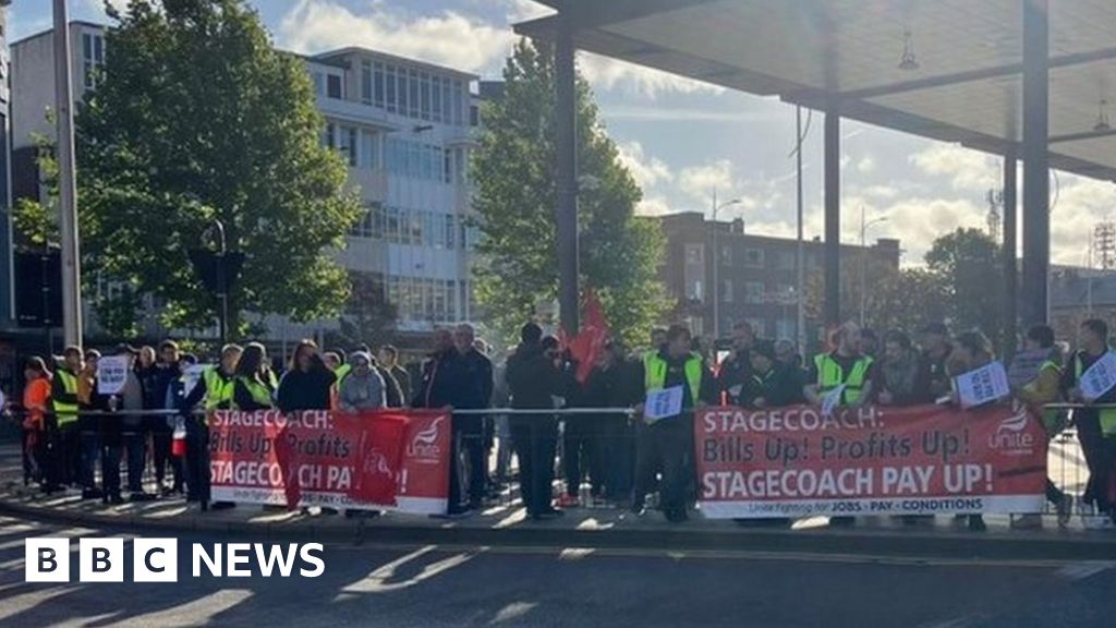 Striking Hull bus drivers vow to continue with industrial action - BBC News
