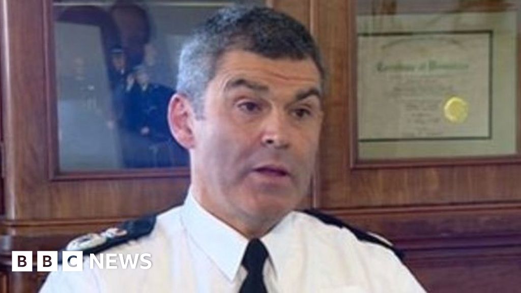 West Mercia chief constable David Shaw to retire - BBC News