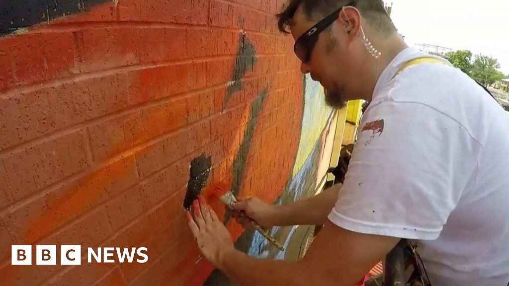Blind artist draws murals by feeling the paint - BBC News