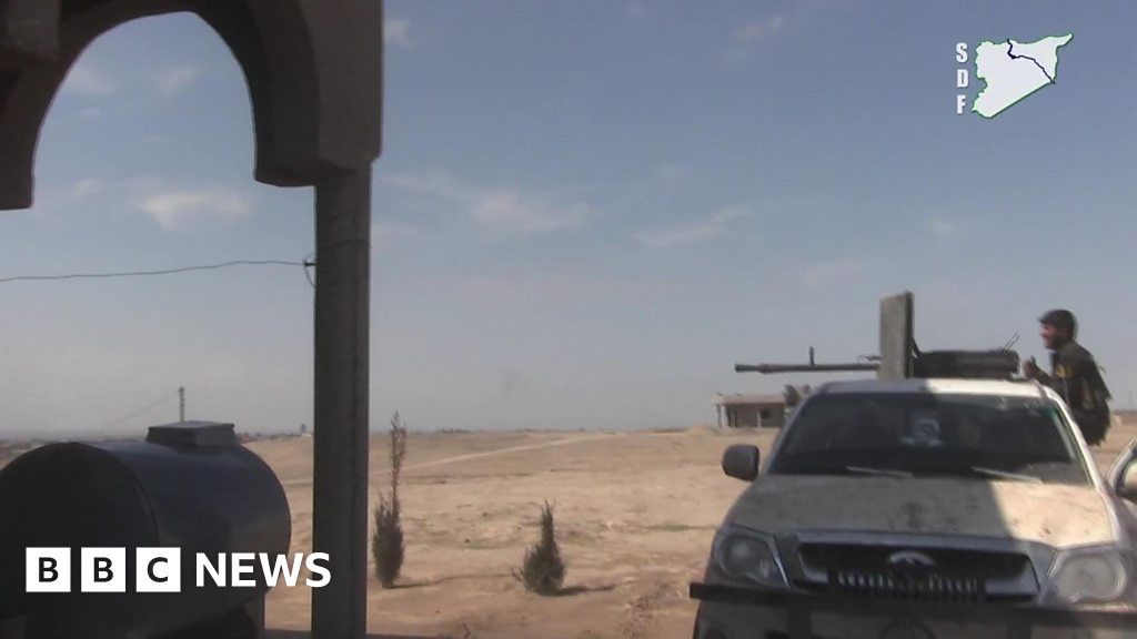 Syria conflict: Rival anti-IS groups clash near Raqqa - BBC News