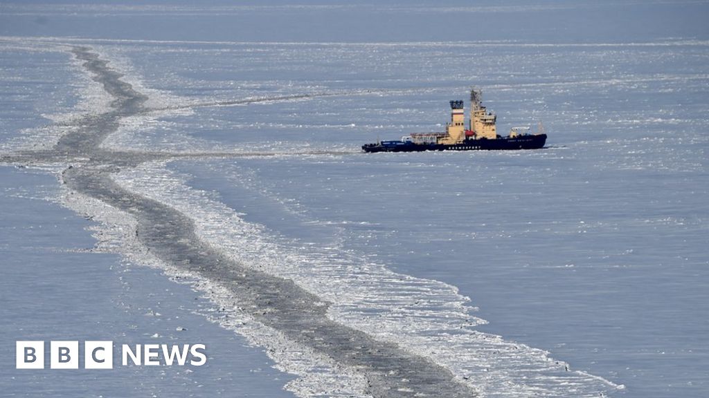 Russia builds Arctic air defence base - BBC News