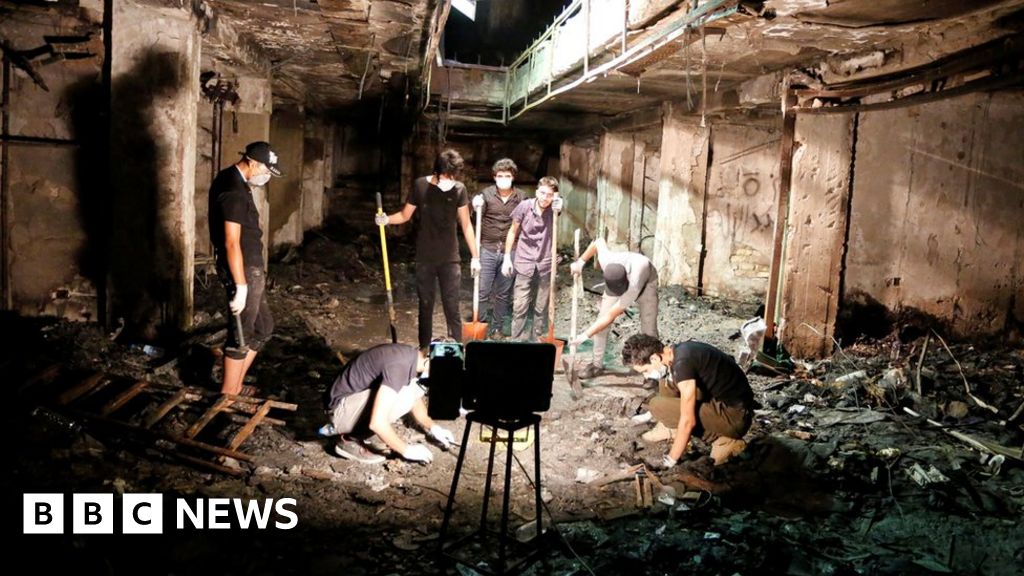 Iraq violence: Did IS use new type of bomb for deadliest attack? - BBC News