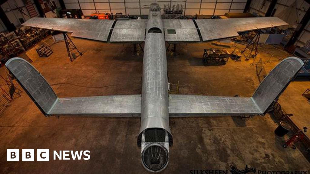 Wartime RAF bomber being restored in Lincolnshire - BBC News