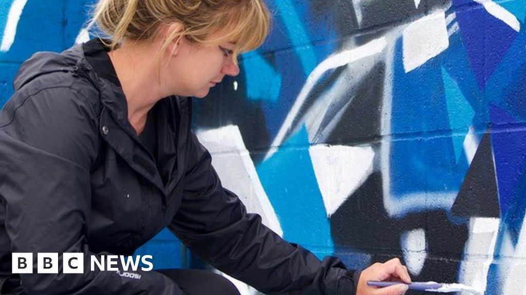 Nuneaton: Football club welcomes street artist and DJs - BBC News