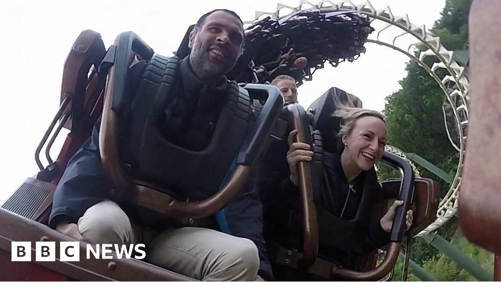 Rollercoaster queues: Theme park tries to cue waiting times - BBC News