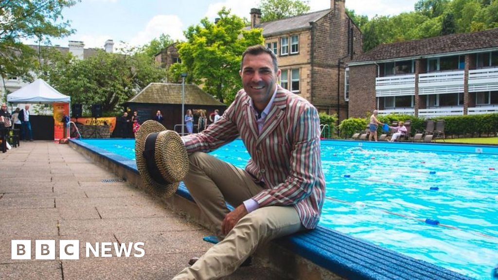 Matlock Lido: 'The love for this pool keeps pouring in' - BBC News