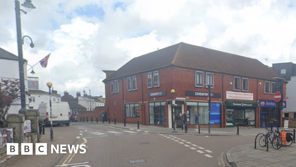 Trowbridge town centre upgrade set to be completed by December - BBC News