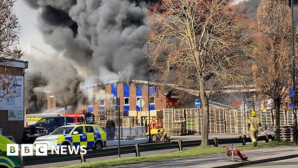 Watch: Fire rips through building near Southampton football stadium ...