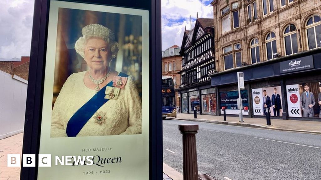 Queen Elizabeth II: Greater Manchester pays tribute - BBC News