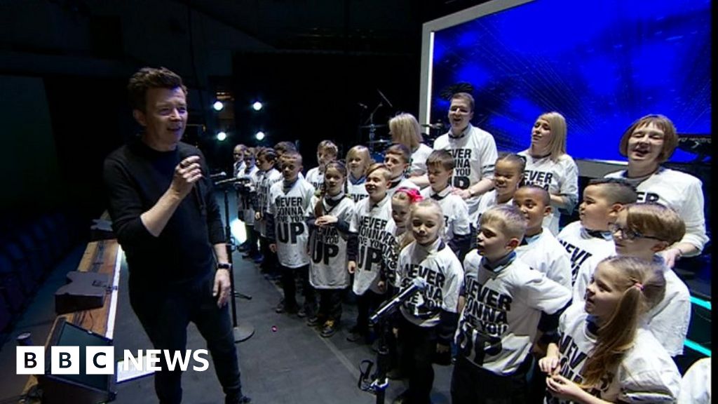 Rick Astley performs with Nottingham schoolchildren after Twitter ...