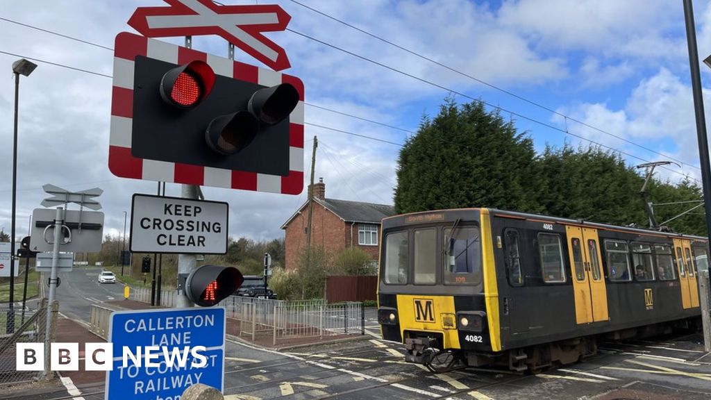 Metro level crossings safety fears after car crash - BBC News