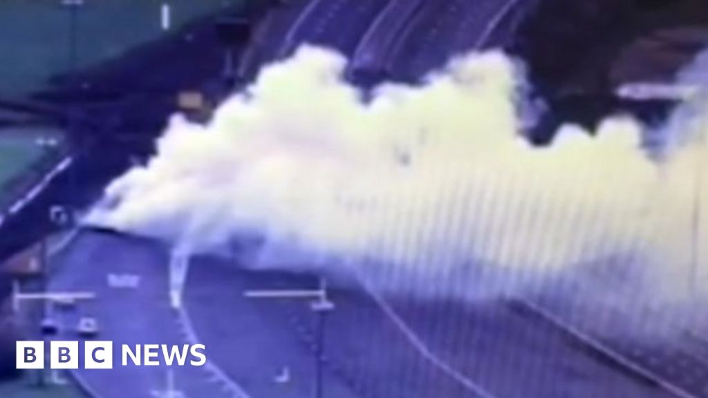Smoke from a lorry fire closes M4 in both directions - BBC News