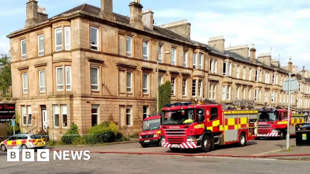 Families evacuated from flats after Pollokshields tenement fire - BBC News